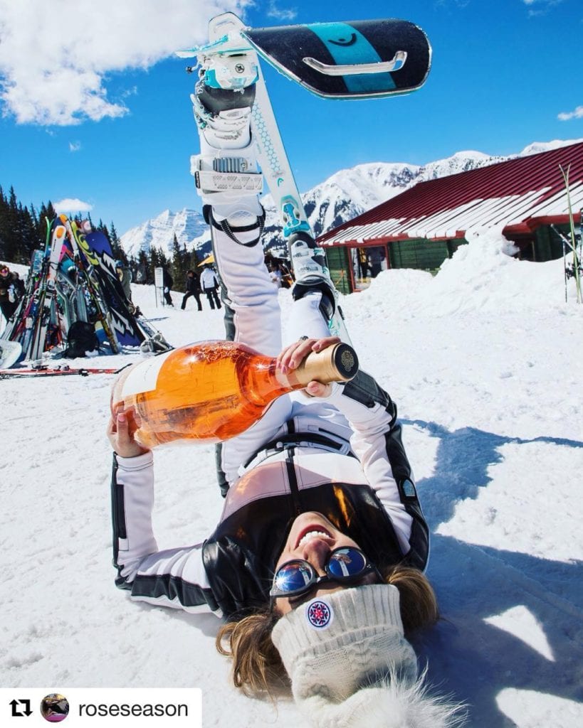 33 Cutest Ski Outfits To Look Stylish On The Slopes This Winter Hello